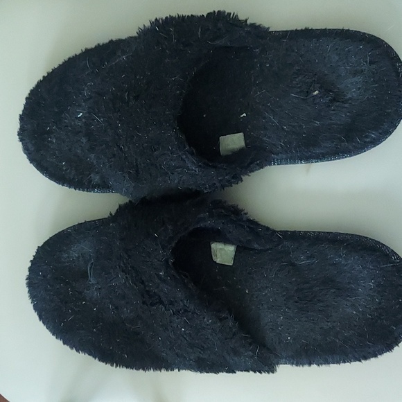 Well Worn | Shoes | Well Worn Fuzzy Black House Slippers | Poshmark